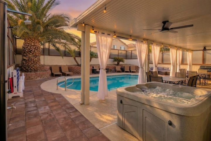 Pool & Hot Tub • Game Room • King Beds • 22 Guests - Las Vegas, NV