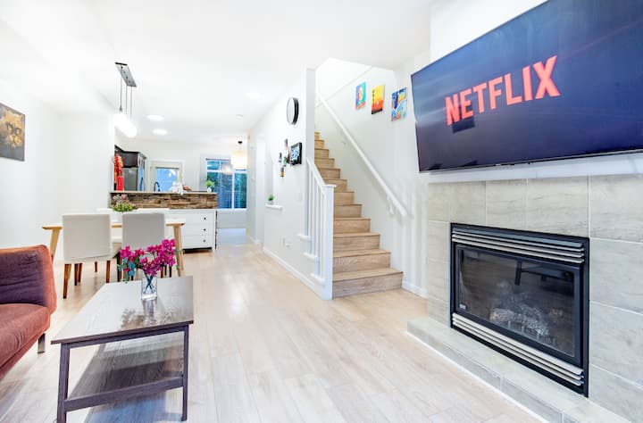 Peaceful Entire 2-bedroom 2-bathroom Townhouse - Coquitlam