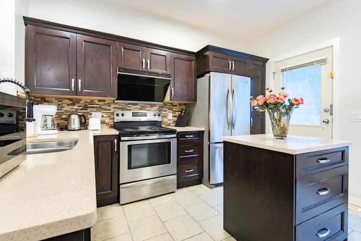 Peaceful Entire 2-bedroom 2-bathroom Townhouse - Coquitlam