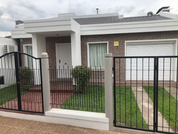 Casa, Dos Dormitorios, Amplio Patio. 4 Personas. - Gualeguaychú