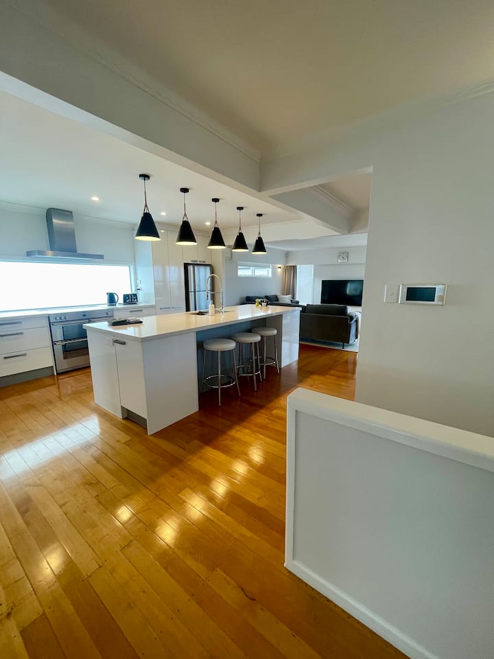 Roddy And Shelle's - The Residence | Home For 10 - Auckland