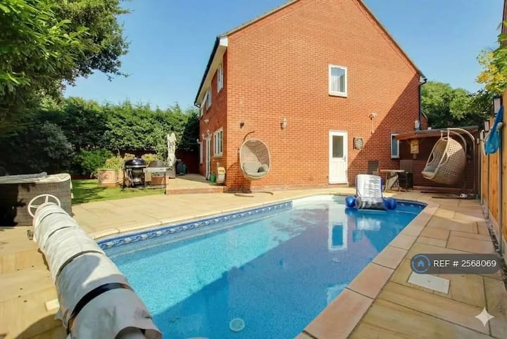 4 Bed 4bath Home| Pool Gym|great For Contractors - Basildon
