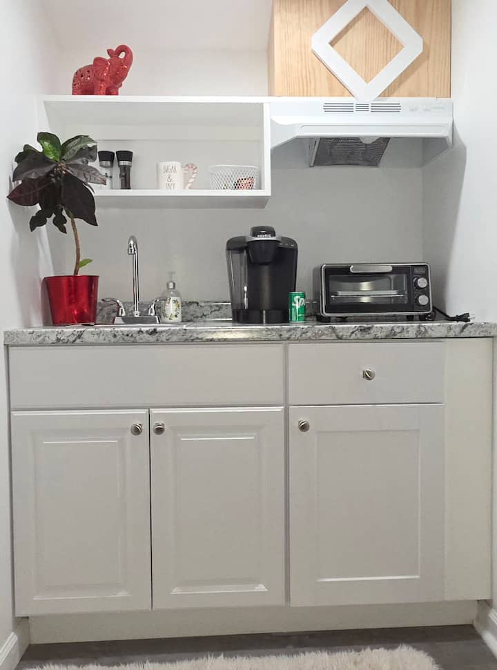 Cozy Corner Suite - Westbury, NY