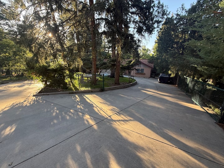 Cheyenne Mountain Home, Steps From Broadmore West - Colorado