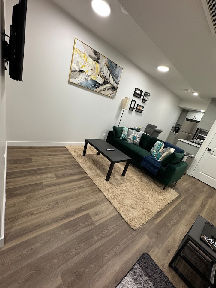 Private Stylish Suite | Just Bring Your Bags - Edmonton