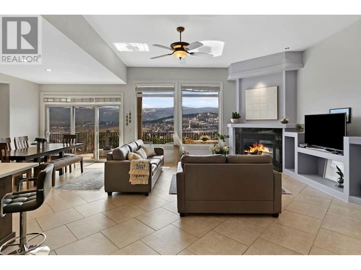 Stylish 2br/2ba Upper-level Home Away From Home - Kelowna
