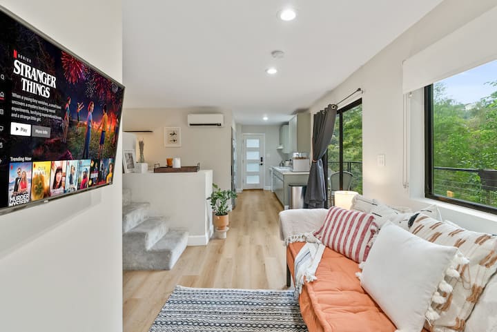 Private Suite In The Hollywood Hills, Free Parking - West Hollywood, CA