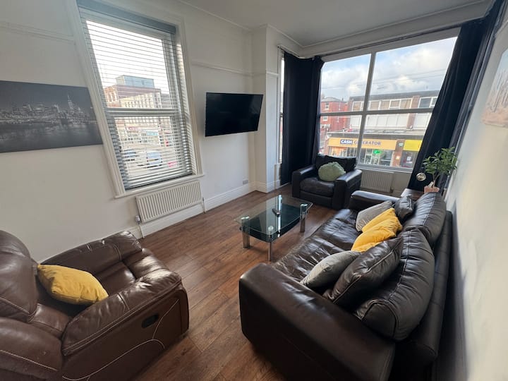 Spacious 3 Bedroom Apartment - Newly Renovated - Blackpool