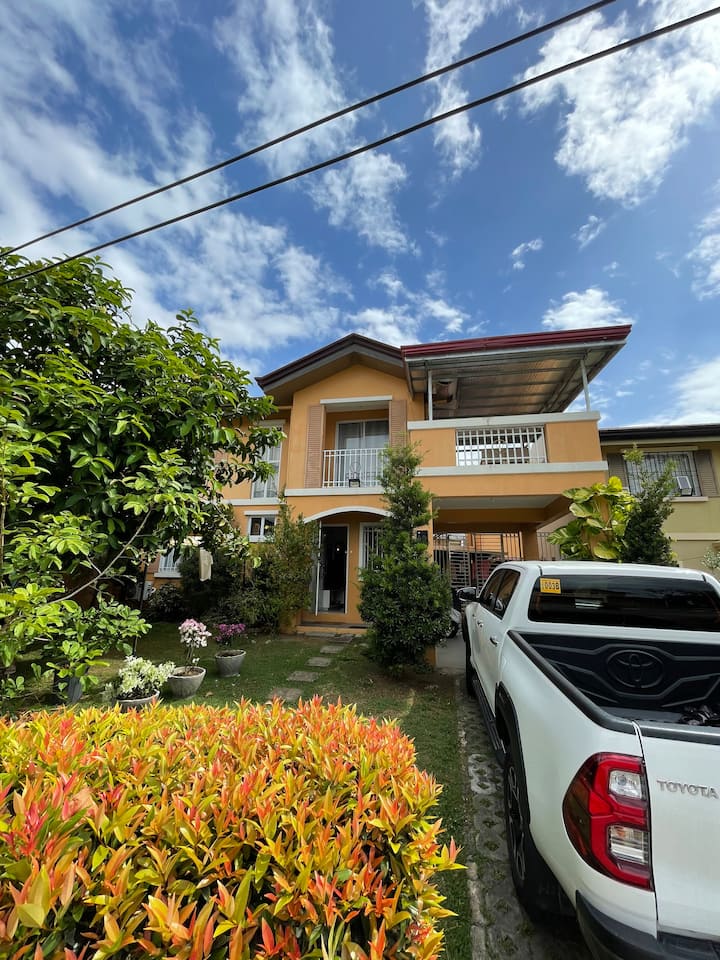 Family-friendly 5br Home W/ Parking - Sariaya