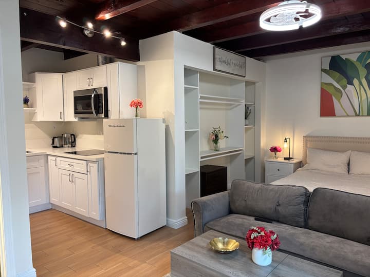 Modern Studio In The Heart Of Cypress - Cypress, CA