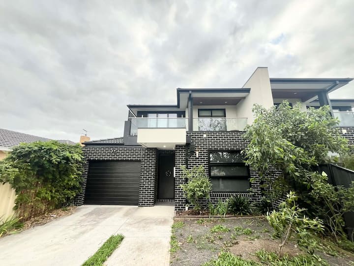 2 House - Point Cook