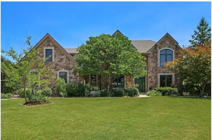 Spacious 4br Retreat In Beautiful St. Charles - Elgin, IL
