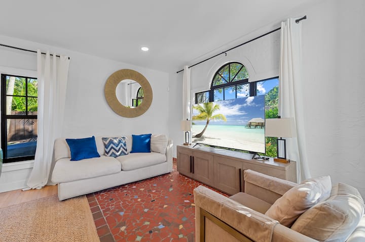 Bright 4-bedroom Retreat With Pool And Guest Suite - Palm Beach, FL