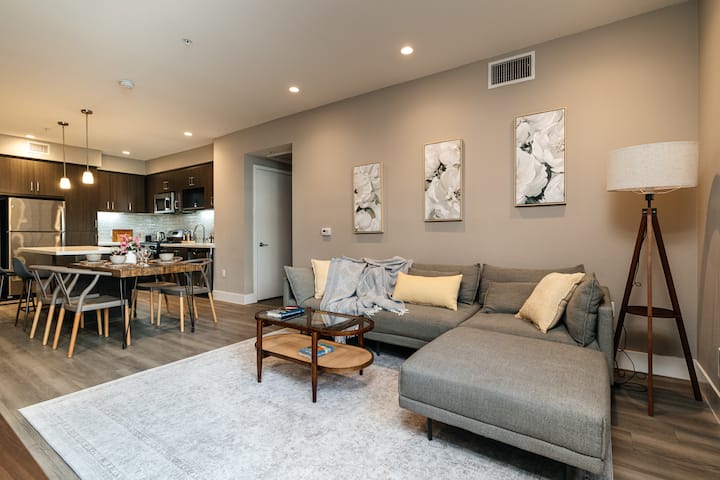 Luxury Hotel Style 2 Bedroom Pool Gym Parking - Beverly Hills, CA