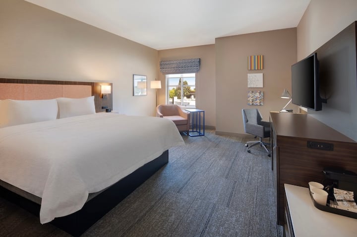 Stylish 1 King Suite W/ Parking & Breakfast - Santa Cruz, CA