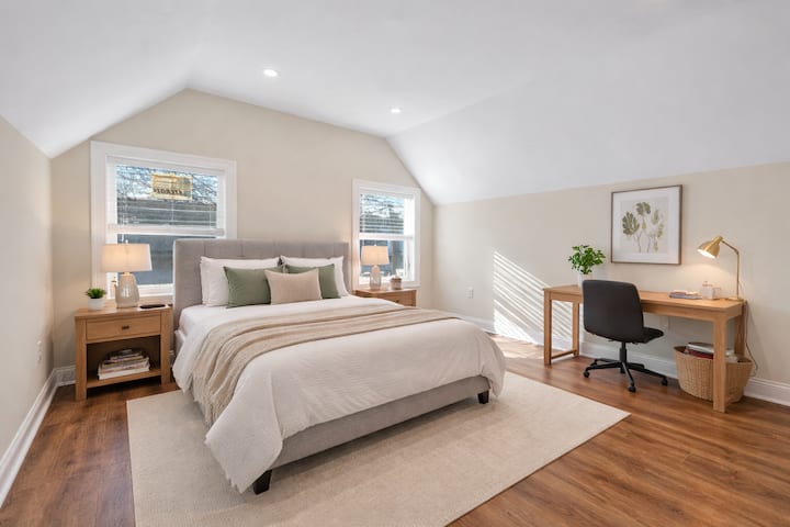 Massive 6bd/5ba Home + Private Parking, Walk To T - Somerville, MA