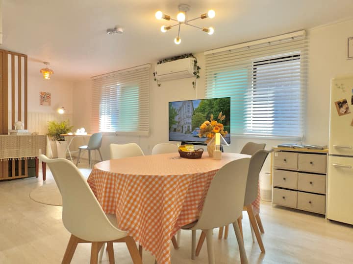 [오픈특가]신논현/홍대•명동•경복궁•강남/에어컨3개/짐보관/최대9인/가족단체/건조기/k뷰티 - Seoul