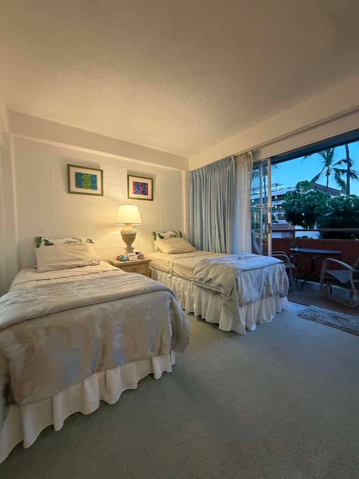 Waikiki Condo With Full Kitchen Walk To Beach - Honolulu, HI