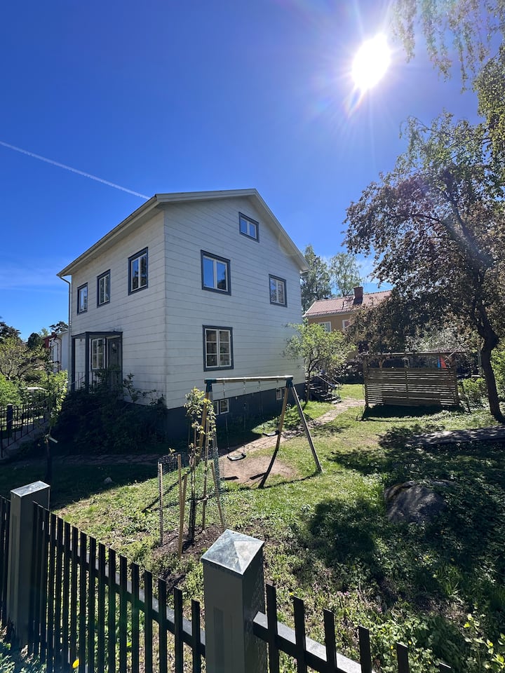 Charmig 30 Tals Villa I Trädgårdsstaden - Stockholm