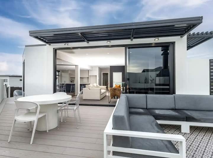 Modern Luxury Retreat - Timaru