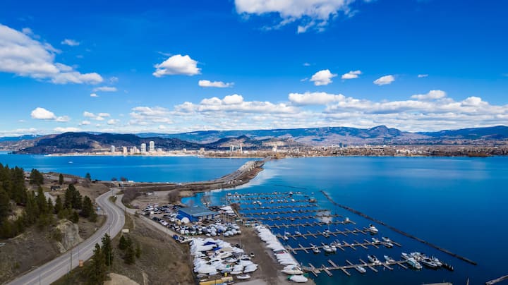 Coastal Retreat W/ Rooftop Hot Tub & Pool - West Kelowna