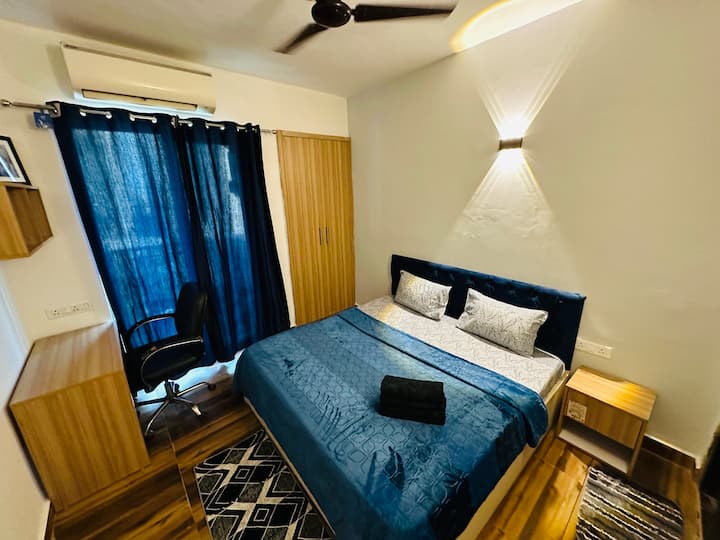 Straightupvibe Stays | Luxe @ Arista | Near Advant - ノイダ