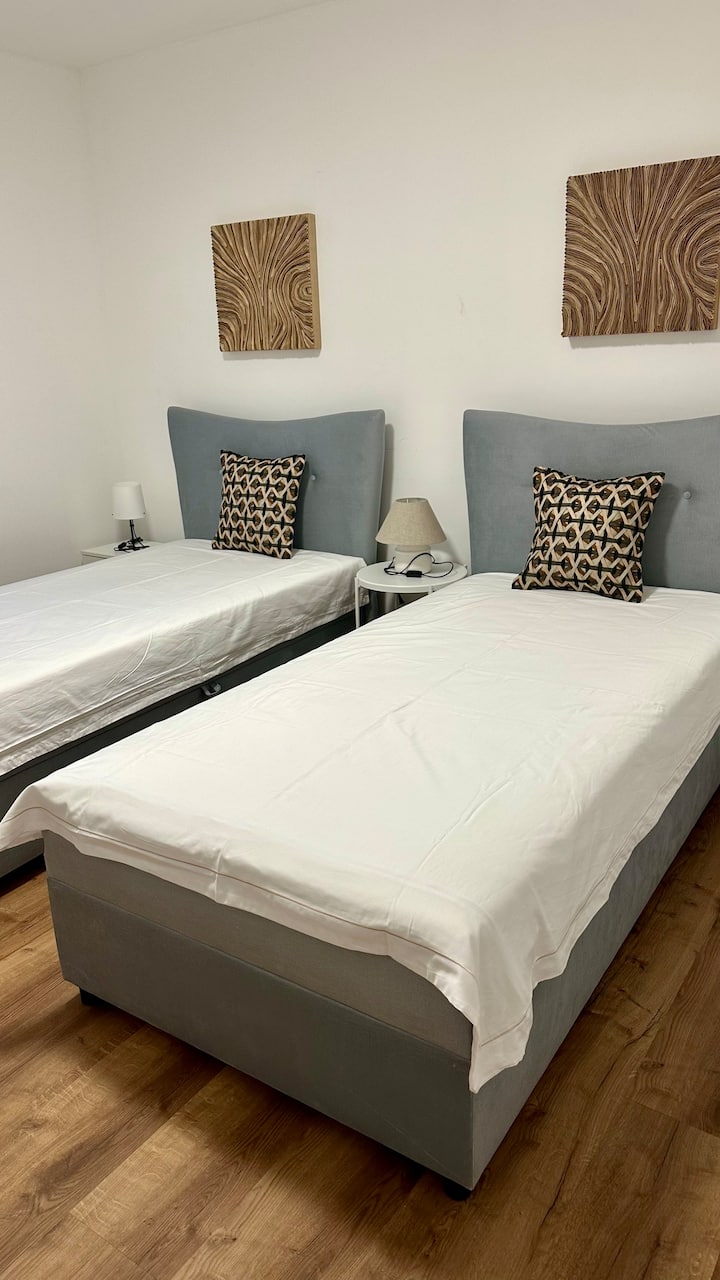 Easy Access To The Trade Fair & Ffm Via S-bahn 5! - Frankfurt