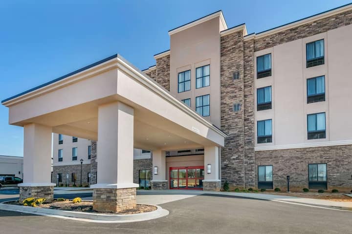 Tupelo King Suite W/ Pool & Gym - Tupelo, MS