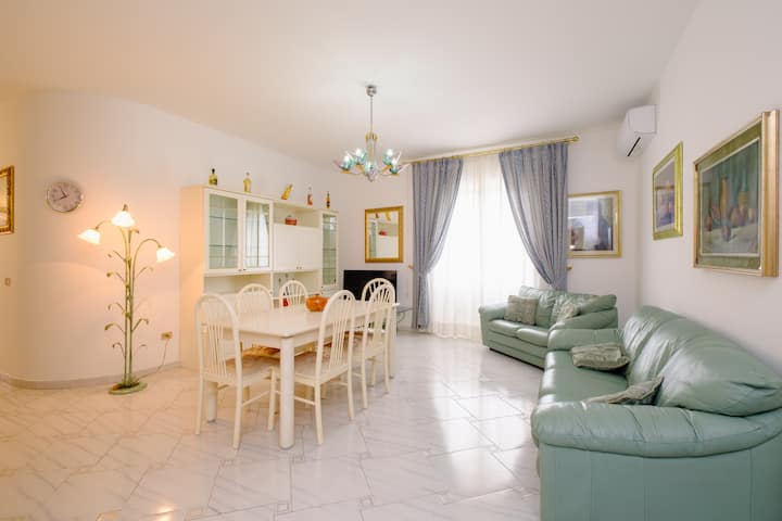 Grande Appartamento A Olbia E Parcheggio Stradale - Olbia