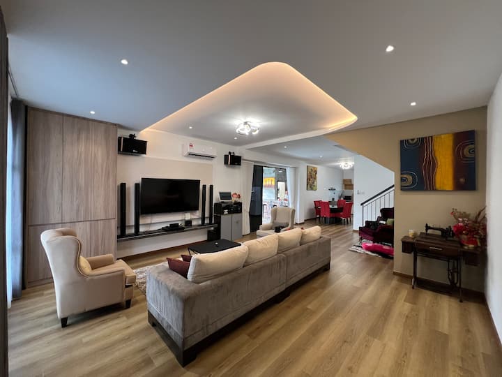 Perfect For Getaway: Spacious Home With Balcony - Selangor