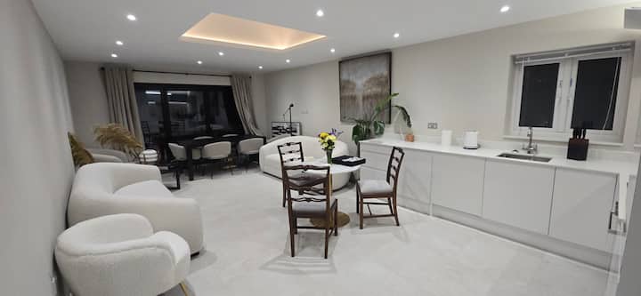 Modern 2 Bed Home With Ensuites & Private Parking - Exeter