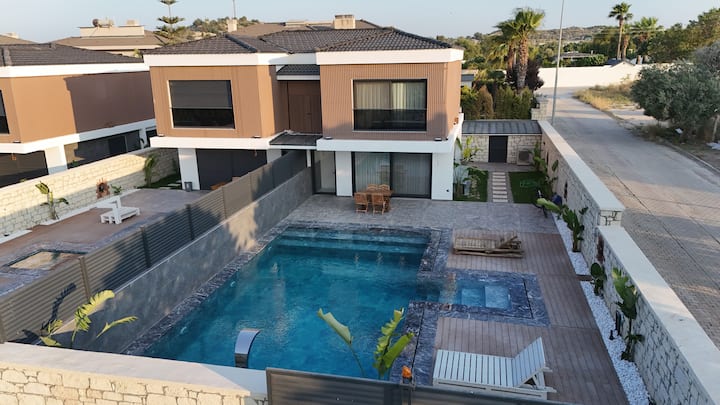 2 Alaçatı ÇAmlık Yolda Lüks Havuzlu Villa - Alaçatı