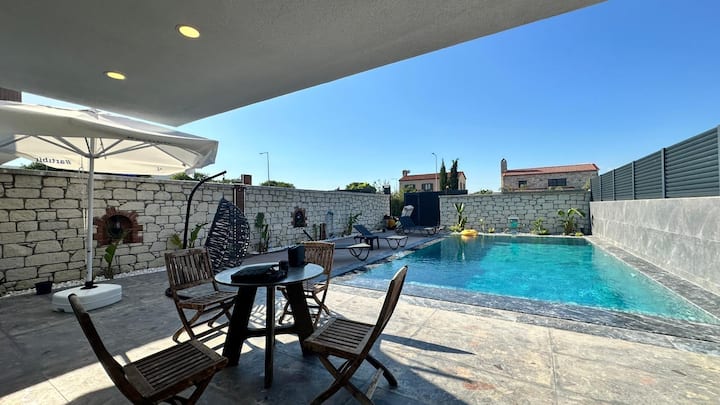 Alaçatı ÇAmlık  Yolda Lüks Havuzlu Villa 1 - Alaçatı