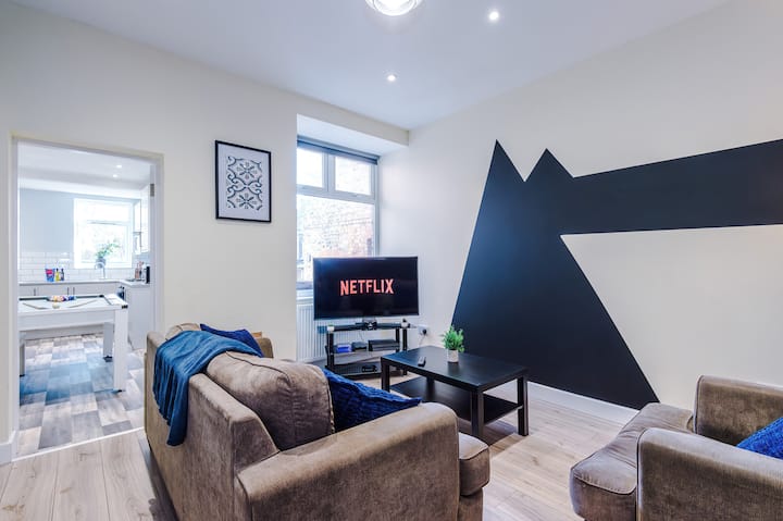 *New* Neat 4br House | Pool Table | Free Parking - Salford