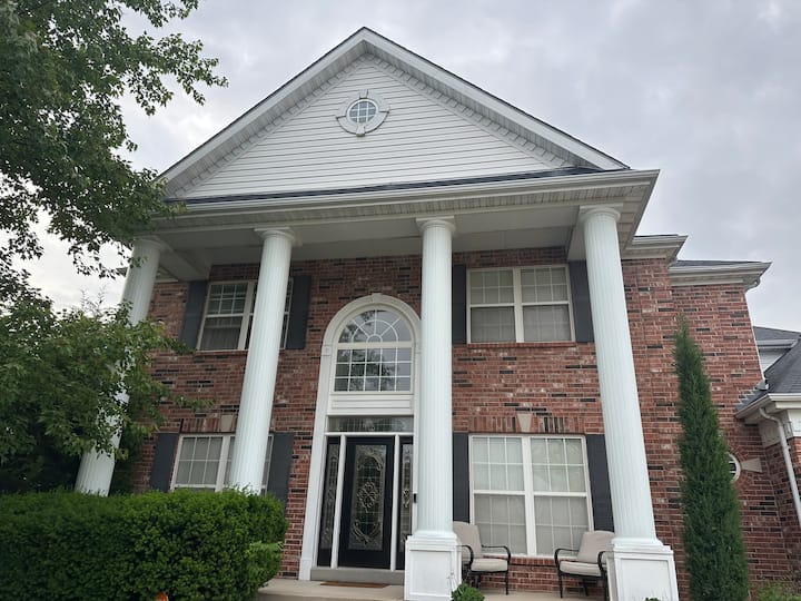 Luxury Grand Retreat Near St. Louis - Alton, IL