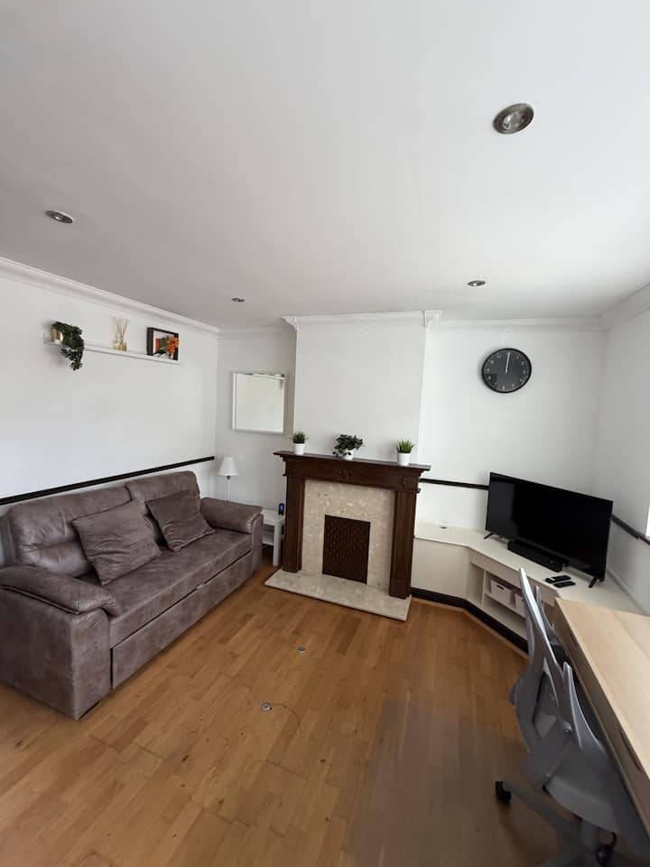 Outer London Home • Sleeps 5 • Parking • Workspace - Watford