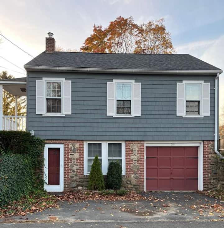 Bright 1 Bedroom, Nice Yard & Great Location. - Madison, CT