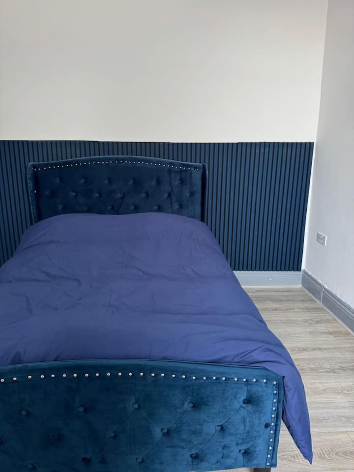 Spacious Home Near City Centre | Sleeps 10 - Bradford, United Kingdom