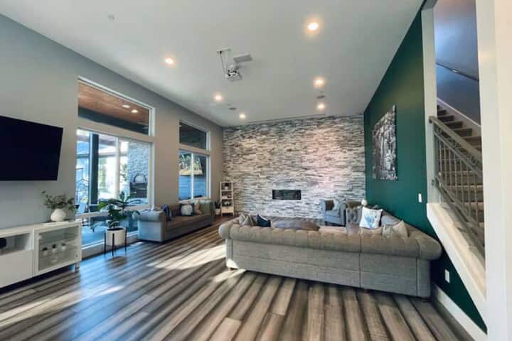 Stylish Luxury 4br Home W/ Hot Tub & Fireplace - Federal Way, WA