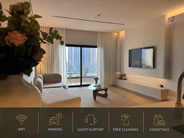 Modern Lake View Apt | Qled Tv | Pool | 4 Guests - Dammam