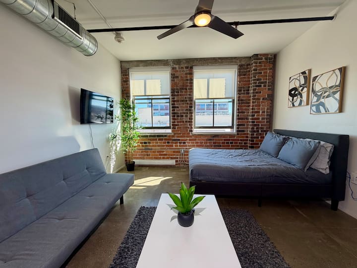 Studio Loft For Couples & Work Trips - Des Moines, IA