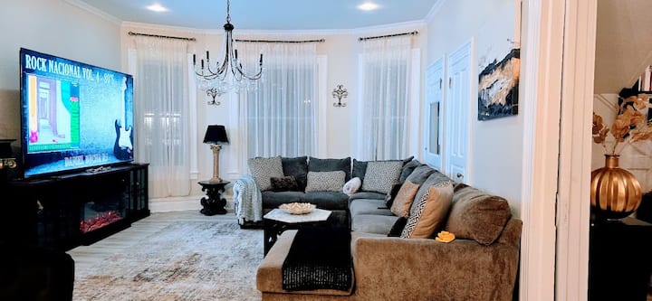 Entire Home + Private Studio Suite + 5 Guest Rooms - Dover, DE