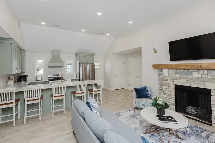 Canal Access • 7 Guests • Fire Pit • Sand Point - Caseville, MI