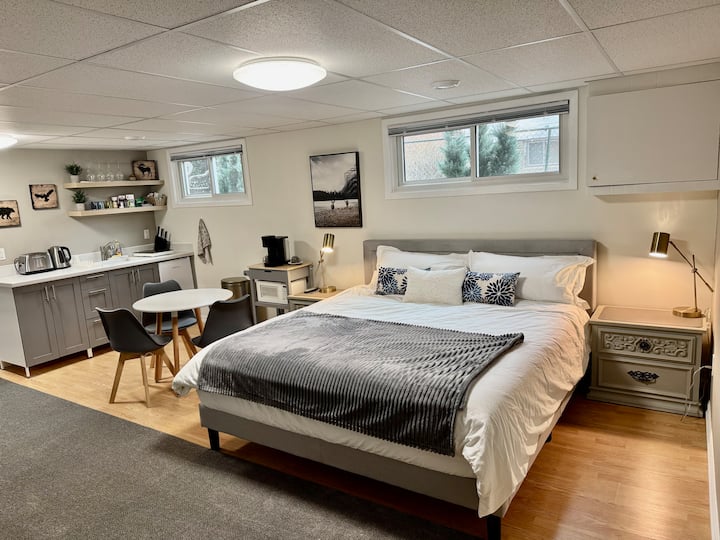 10 Min Airport • 20 Min Downtown • Free Parking - Toronto, ON