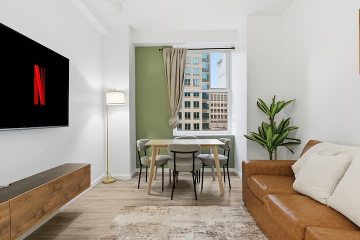 Comfortable Studio Heart Of City | Downtown Access - Cleveland, OH