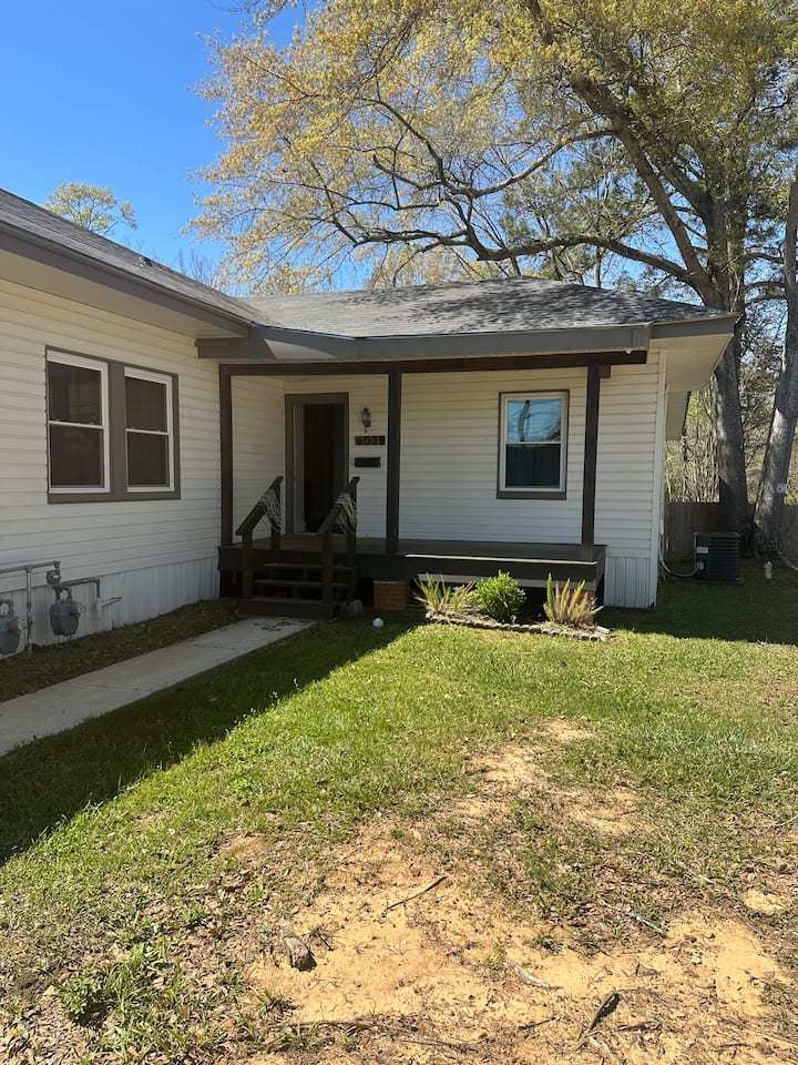 Cozy Downtown Pineville Duplex | Main St Cottage 2 - Alexandria, LA