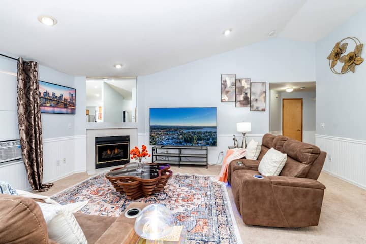 Cozy & Airy 3br Home W/ Patio & Fenced Backyard - Everett, WA