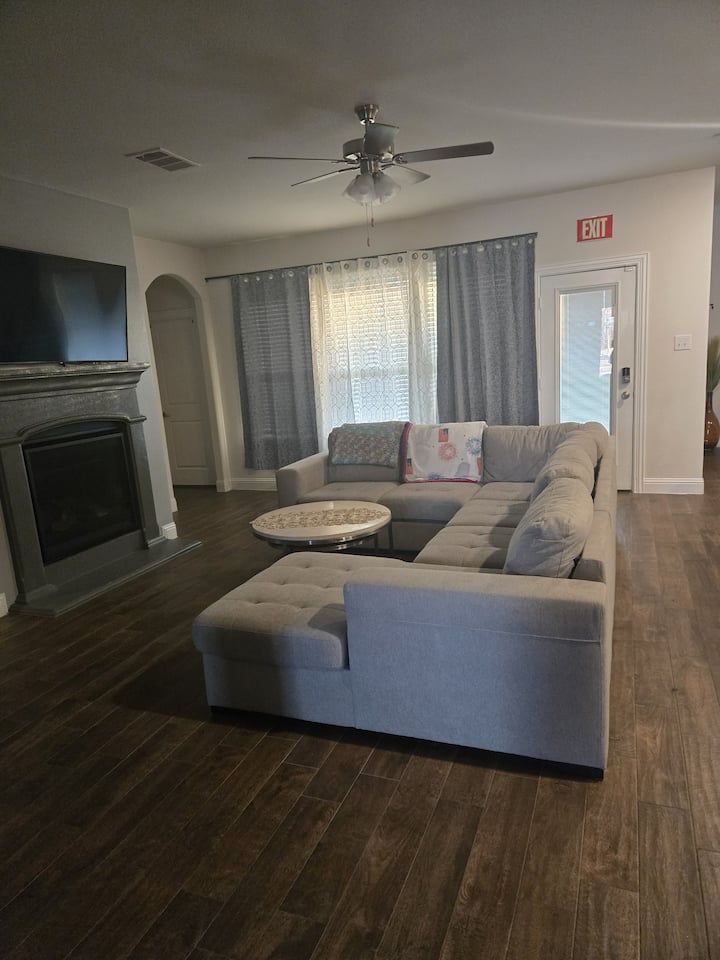 Spacious 4br | 3 Hospital Beds | 3 Bath | 5+ Tvs - Little Elm, TX