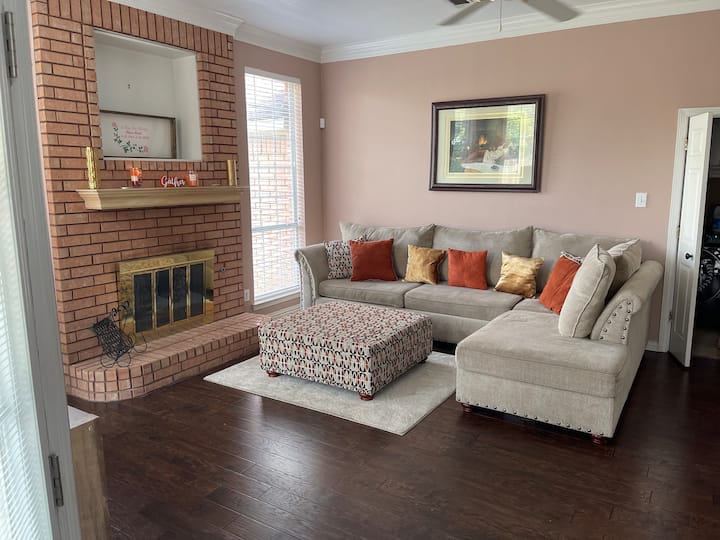 Cozy Grand Prairie Retreat - Grand Prairie, TX