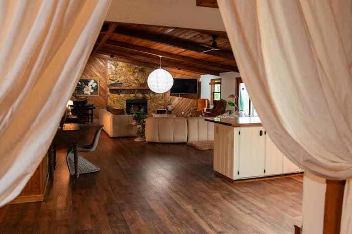 Lake Chalet - Cabin Chic + Old Florida Charm - Land O' Lakes, FL